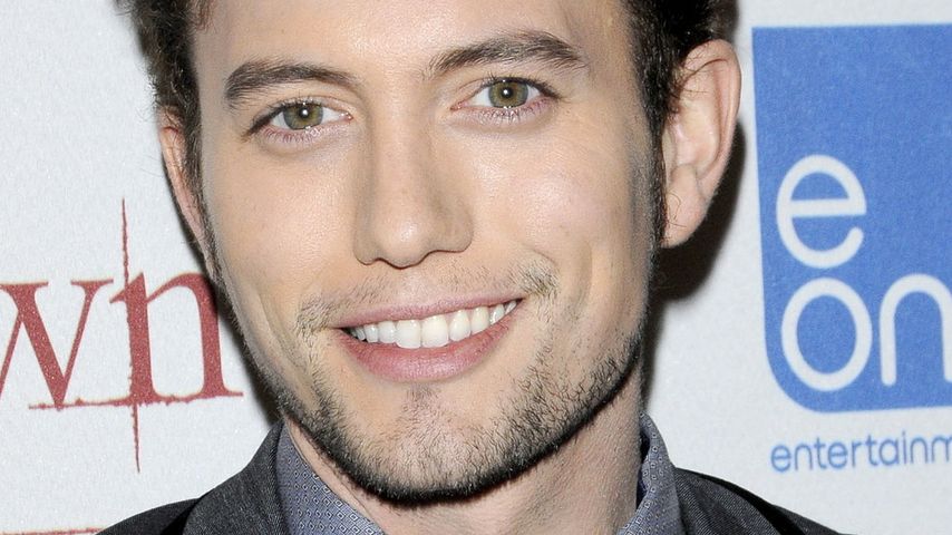 Twilight-Star Jackson Rathbone zeigt sein Tattoo | Promiflash.de
