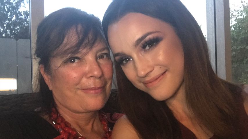 Kris & Khloe posieren mit heimlicher Kardashian-Cousine | Promiflash.de
