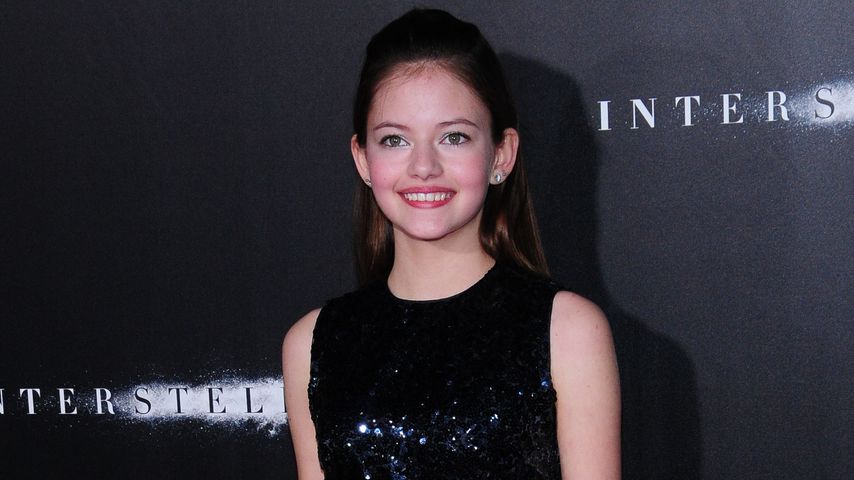 Aua! Mackenzie Foy zwingt Jimmy Fallon in die Knie | Promiflash.de