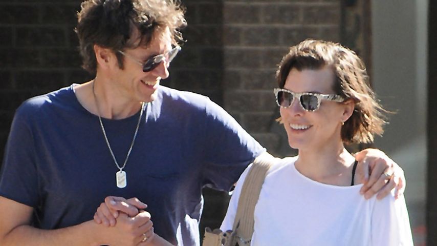 Heißer Anblick: Milla Jovovich postet Foto im BH! | Promiflash.de