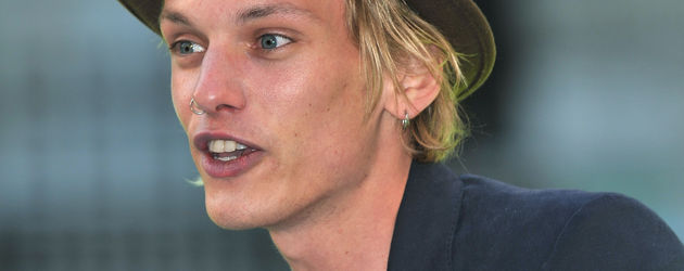 Jamie Campbell Bower als heißes Burberry-Model | Promiflash.de
